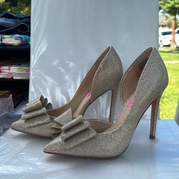 Betsey Johnson | Shoes | Betsy Johnson Prince Pumps In Gold | Poshmark
